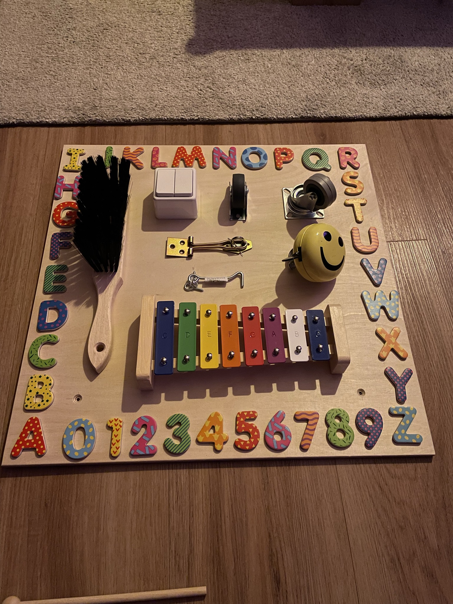 Ein buntes Busyboard - Kman Woodworks